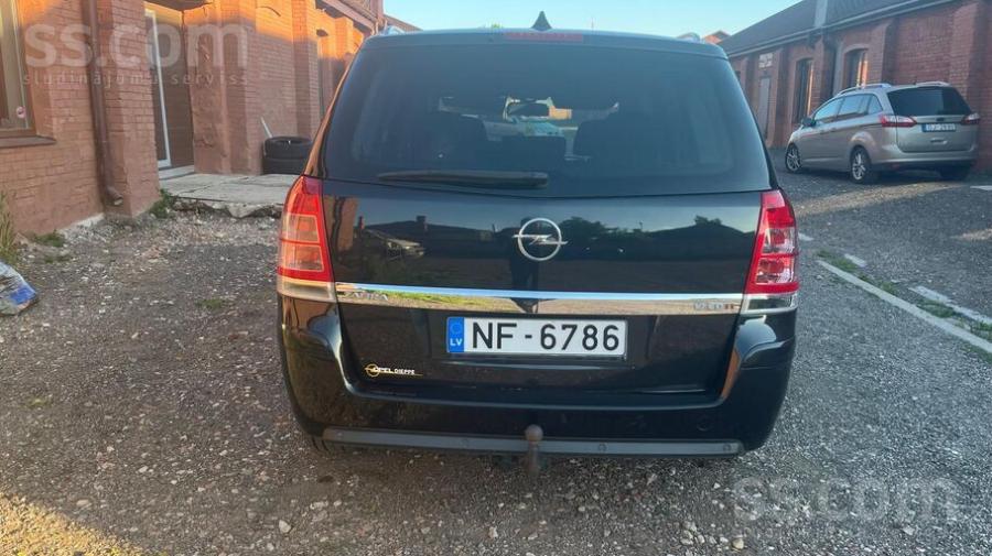 Grey Opel Zafira 2012 in Daugavpils, with an engine capacity of 1.70 L and mileage of 221 thousand km for 2800 €, photo 7 on AUTOMOTO.COM.LV