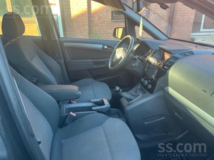 Grey Opel Zafira 2012 in Daugavpils, with an engine capacity of 1.70 L and mileage of 221 thousand km for 2800 €, photo 8 on AUTOMOTO.COM.LV