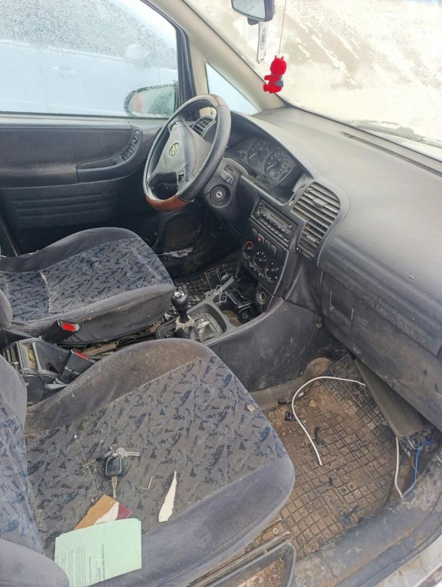 Pelēks Opel Zafira 2000 Panevēža, ar dzinēja tilpumu 2.00 L un nobraukumu 300 tūkst. km par 400 €, foto 9 vietnē AUTOMOTO.COM.LV