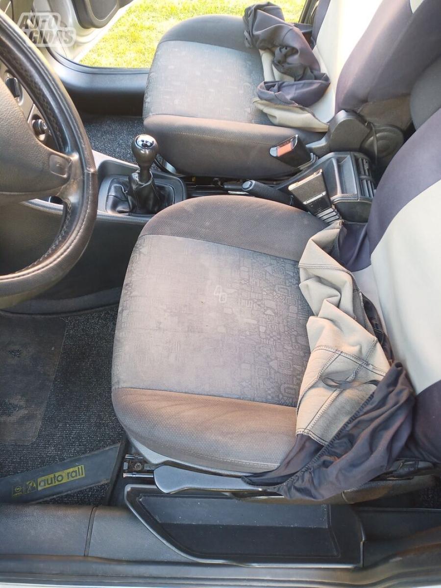 Pelēks Opel Zafira 2001 Alīta, ar dzinēja tilpumu 2.00 L un nobraukumu 203 tūkst. km par 1650 €, foto 11 vietnē AUTOMOTO.COM.LV