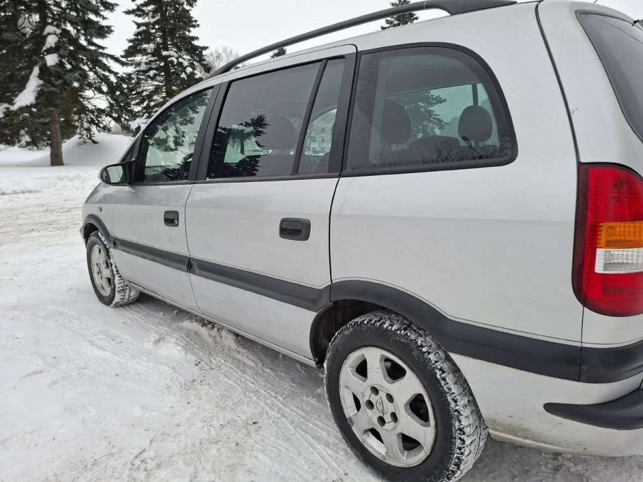 Grey Opel Zafira 2002 in Plunge, with an engine capacity of 2.17 L and mileage of 279 thousand km for 1250 €, photo 10 on AUTOMOTO.COM.LV