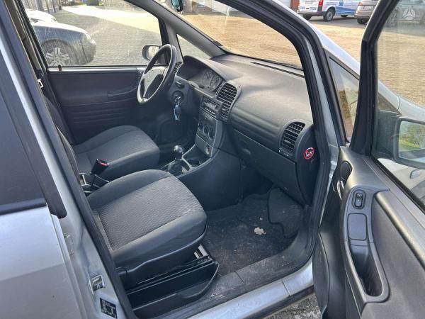 Pelēks Opel Zafira 2003 Kauņa, ar dzinēja tilpumu 2.00 L un nobraukumu 265 tūkst. km par 1550 €, foto 6 vietnē AUTOMOTO.COM.LV