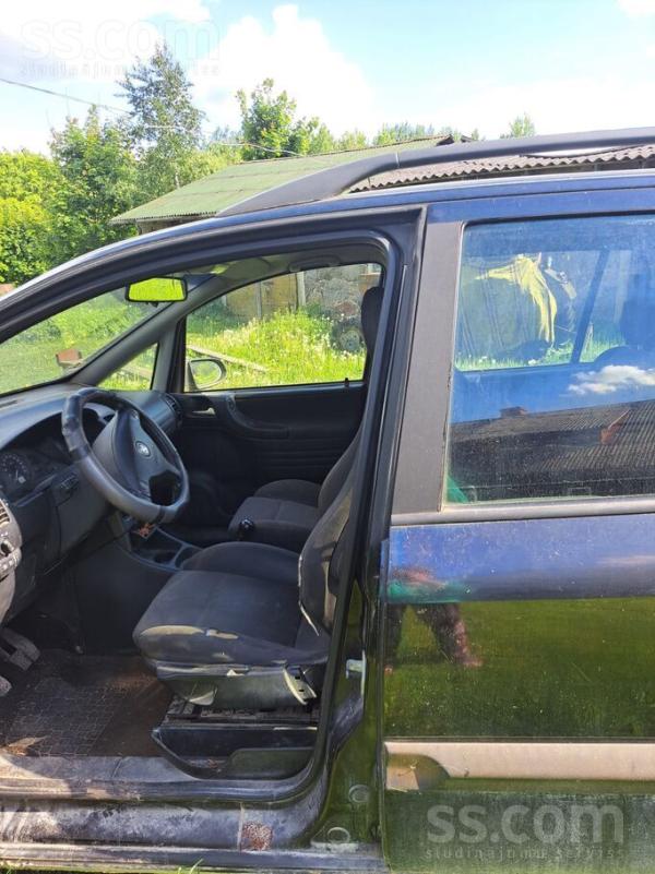 Grey Opel Zafira 2003 in Jekabpils, with an engine capacity of 2.10 L and mileage of 296 thousand km for 500 €, photo 1 on AUTOMOTO.COM.LV