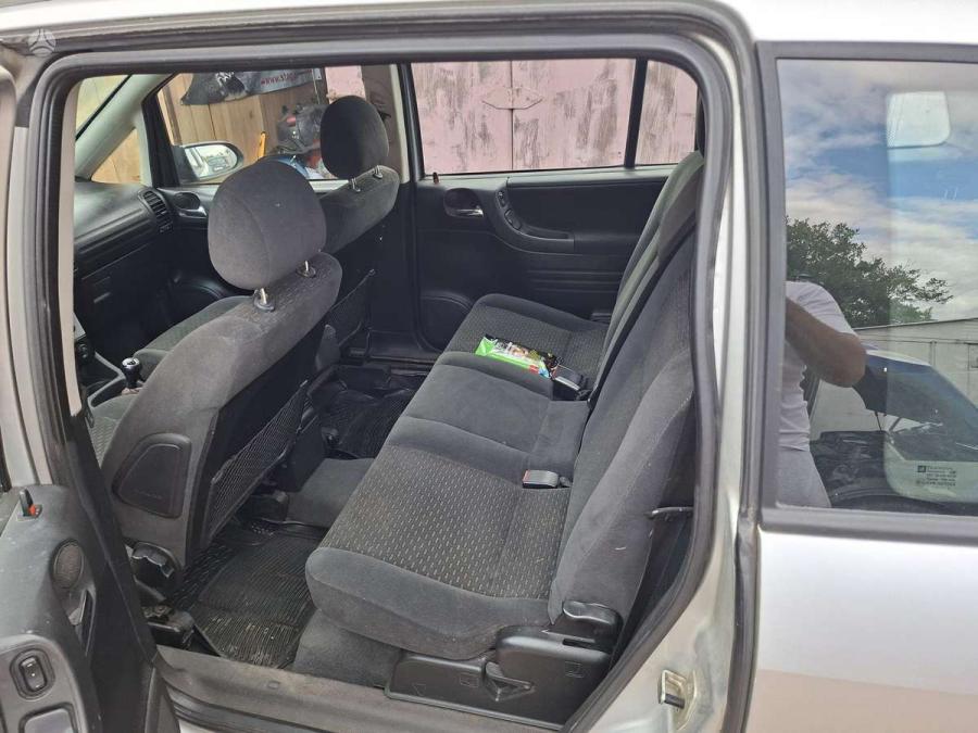 Grey Opel Zafira 2003 in Siauliai, with an engine capacity of 2.20 L and mileage of 330 thousand km for 700 €, photo 3 on AUTOMOTO.COM.LV