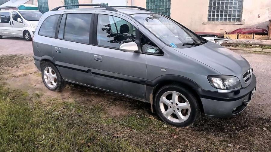 Grey Opel Zafira 2003 in Radviliskis, with an engine capacity of 2.00 L and mileage of 275 thousand km for 600 €, photo 5 on AUTOMOTO.COM.LV
