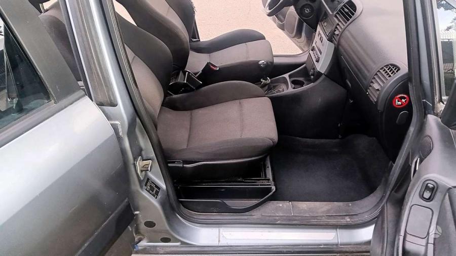 Grey Opel Zafira 2003 in Radviliskis, with an engine capacity of 2.00 L and mileage of 275 thousand km for 600 €, photo 17 on AUTOMOTO.COM.LV