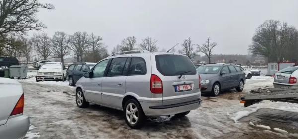 Grey Opel Zafira 2004 in Valmiera, with an engine capacity of 2.20 L and mileage of 294 thousand km for 1150 €, photo 5 on AUTOMOTO.COM.LV