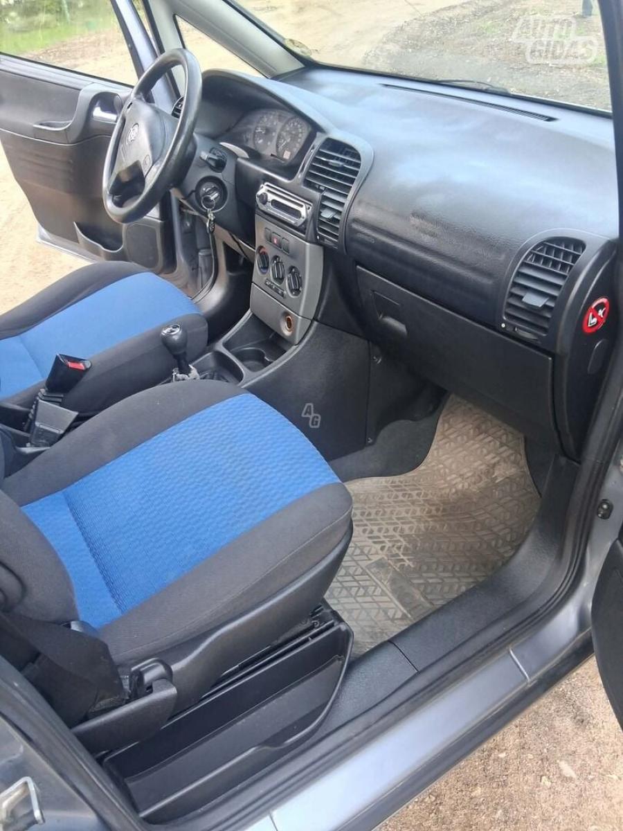 Pelēks Opel Zafira 2004 Naujoji Akmenė, ar dzinēja tilpumu 2.00 L un nobraukumu 260 tūkst. km par 950 €, foto 11 vietnē AUTOMOTO.COM.LV