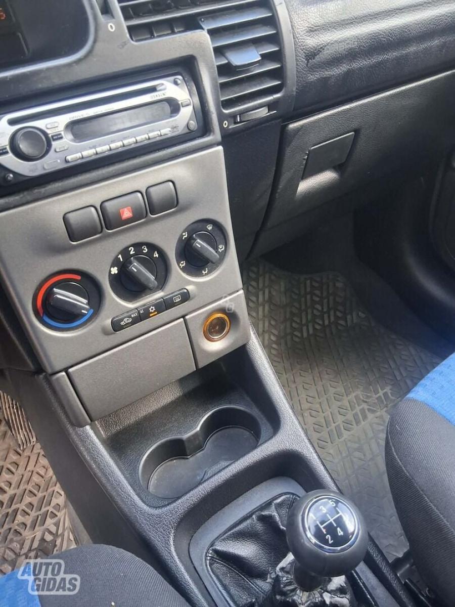 Pelēks Opel Zafira 2004 Naujoji Akmenė, ar dzinēja tilpumu 2.00 L un nobraukumu 260 tūkst. km par 950 €, foto 17 vietnē AUTOMOTO.COM.LV