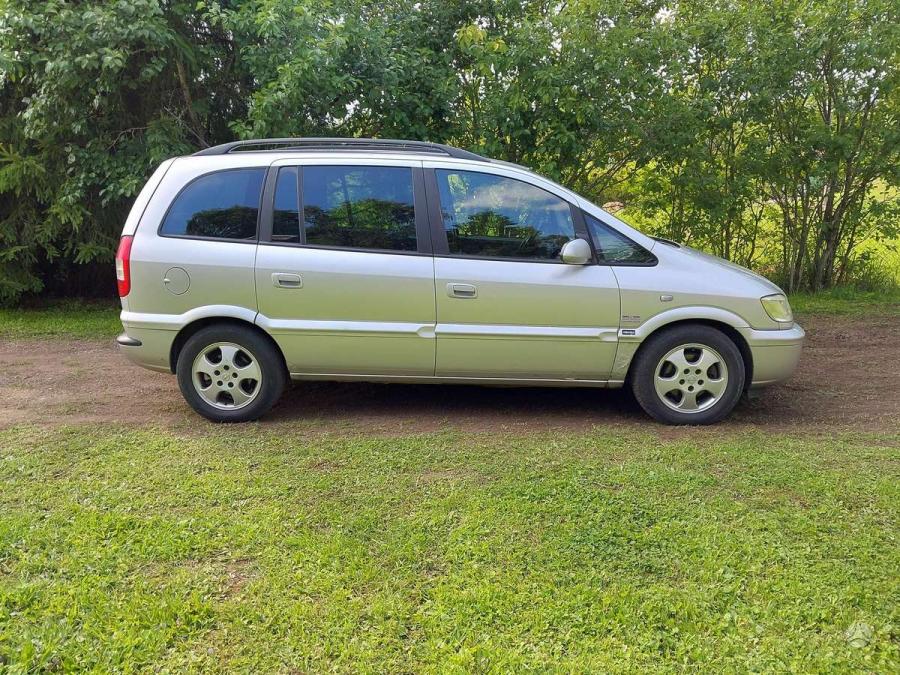 Grey Opel Zafira 2004 in Svencionys, with an engine capacity of 2.17 L and mileage of 267 thousand km for 400 €, photo 3 on AUTOMOTO.COM.LV