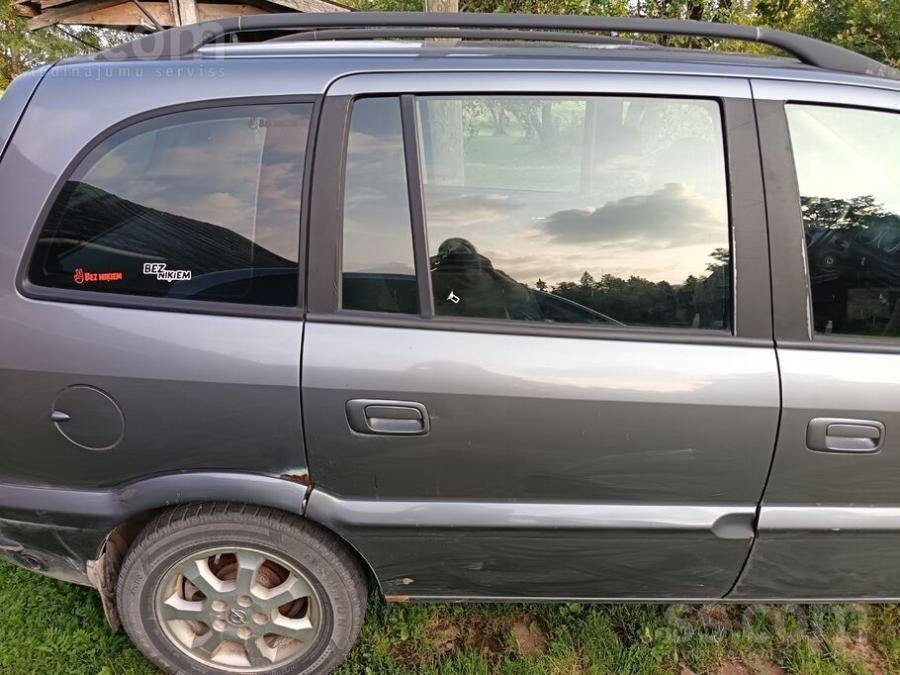 Grey Opel Zafira 2004 in Cesis, with an engine capacity of 1.80 L and mileage of 474 thousand km for 700 €, photo 5 on AUTOMOTO.COM.LV