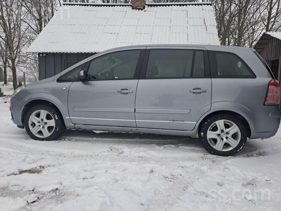 Grey Opel Zafira 2005 in Aluksne, with an engine capacity of 1.80 L and mileage of 229 thousand km for 1600 €, photo 2 on AUTOMOTO.COM.LV