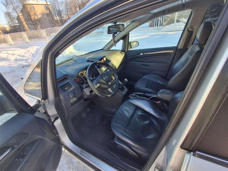 Pelēks Opel Zafira 2005 Zarasai, ar dzinēja tilpumu 1.91 L un nobraukumu 376 tūkst. km par 800 €, foto 1 vietnē AUTOMOTO.COM.LV