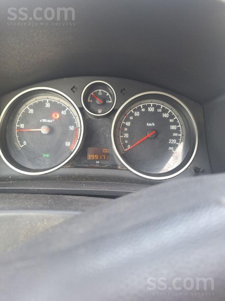 Pelēks Opel Zafira 2005 Tukums, ar dzinēja tilpumu 1.90 L un nobraukumu 399 tūkst. km par 1100 €, foto 3 vietnē AUTOMOTO.COM.LV