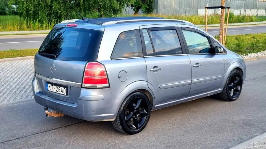 Pelēks Opel Zafira 2005 Cēsis, ar dzinēja tilpumu 1.90 L un nobraukumu 413 tūkst. km par 1500 €, foto 4 vietnē AUTOMOTO.COM.LV