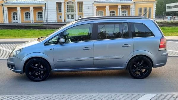 Grey Opel Zafira 2005 in Cesis, with an engine capacity of 1.90 L and mileage of 413 thousand km for 1500 €, photo 6 on AUTOMOTO.COM.LV