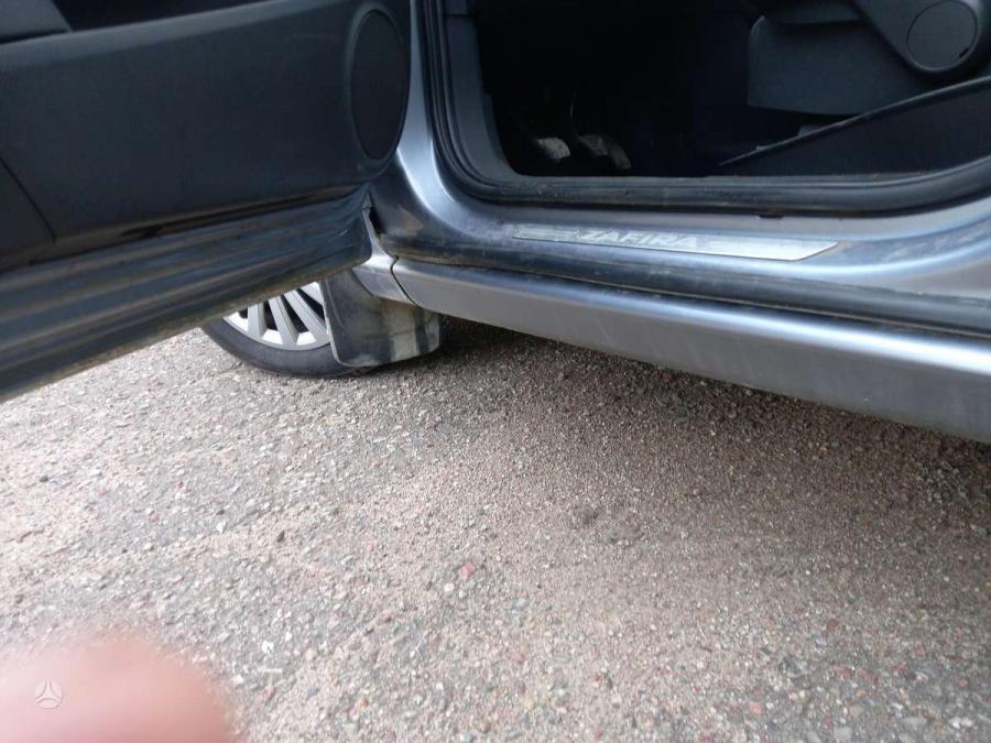 Grey Opel Zafira 2005 in Klaipeda, with an engine capacity of 1.91 L and mileage of 211 thousand km for 1450 €, photo 12 on AUTOMOTO.COM.LV