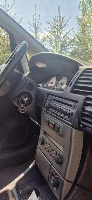 Grey Opel Zafira 2005 in Vilnius, with an engine capacity of 2.20 L and mileage of 196 thousand km for 1450 €, photo 8 on AUTOMOTO.COM.LV