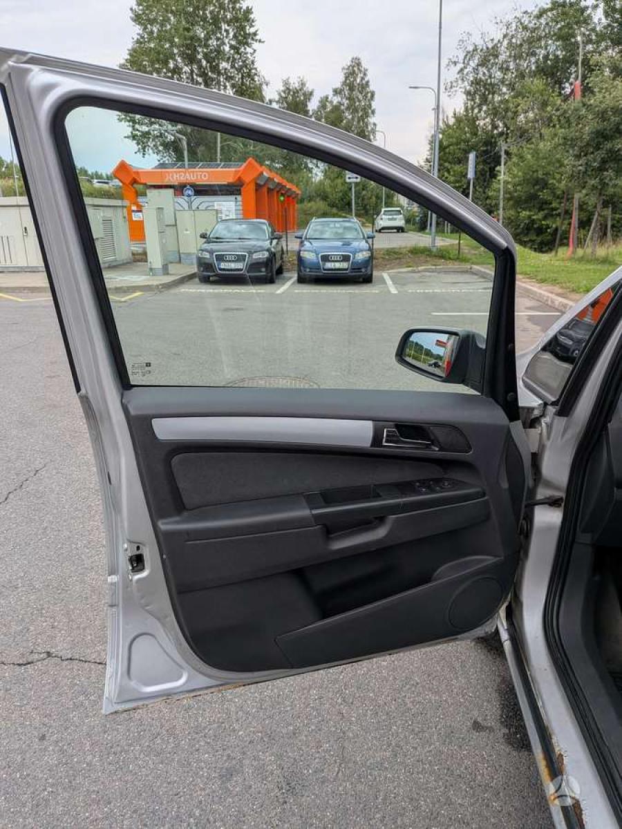 Grey Opel Zafira 2005 in Vilnius, with an engine capacity of 1.80 L and mileage of 300 thousand km for 1200 €, photo 17 on AUTOMOTO.COM.LV