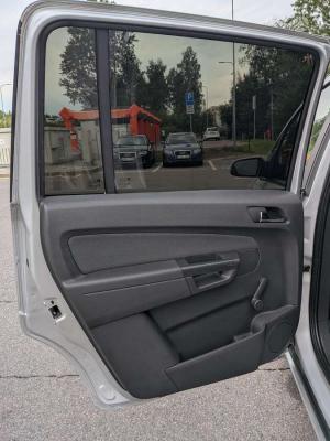 Grey Opel Zafira 2005 in Vilnius, with an engine capacity of 1.80 L and mileage of 300 thousand km for 1200 €, photo 22 on AUTOMOTO.COM.LV
