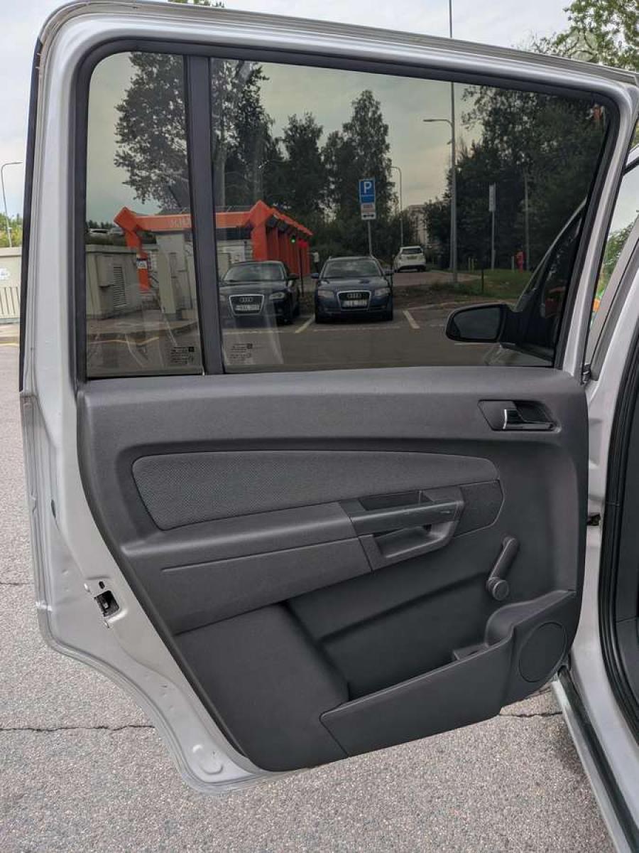 Grey Opel Zafira 2005 in Vilnius, with an engine capacity of 1.80 L and mileage of 300 thousand km for 1200 €, photo 22 on AUTOMOTO.COM.LV