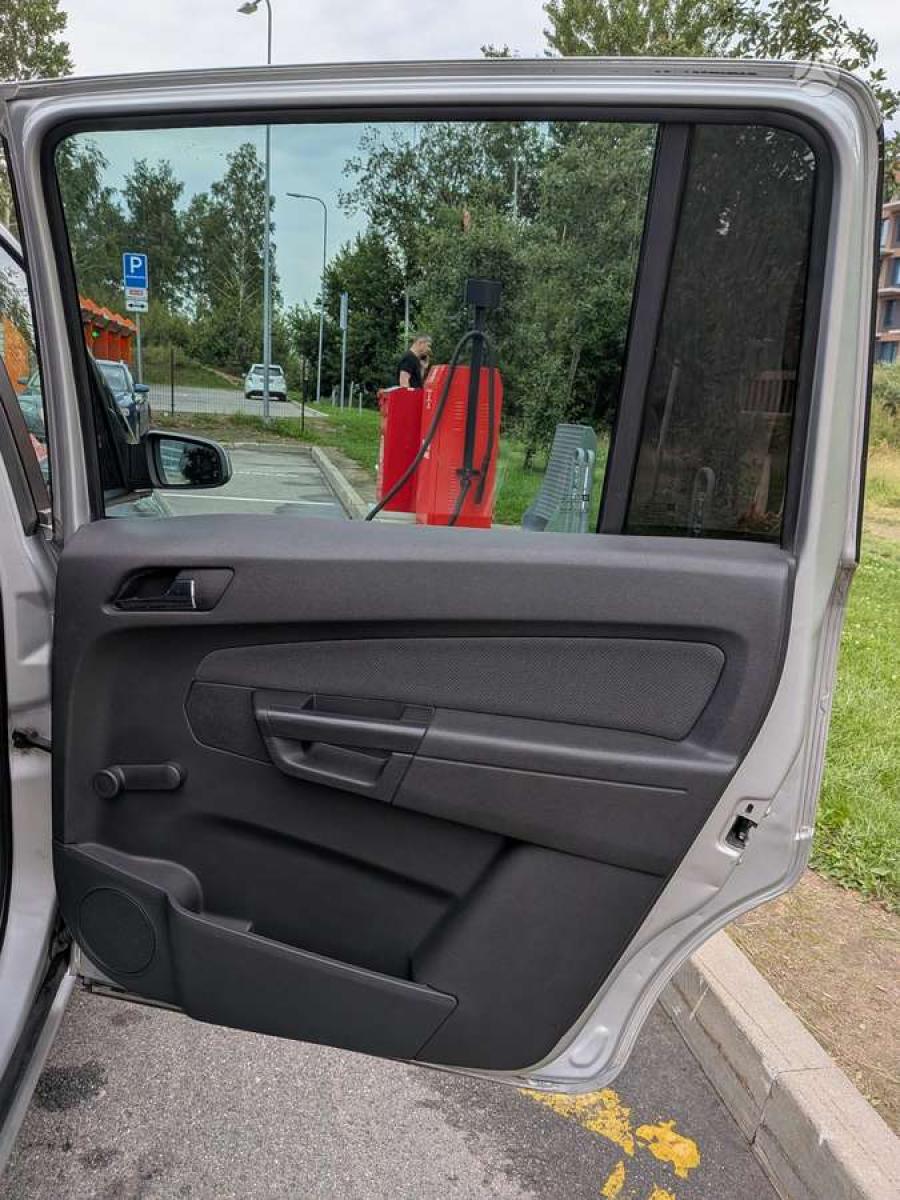 Grey Opel Zafira 2005 in Vilnius, with an engine capacity of 1.80 L and mileage of 300 thousand km for 1200 €, photo 25 on AUTOMOTO.COM.LV
