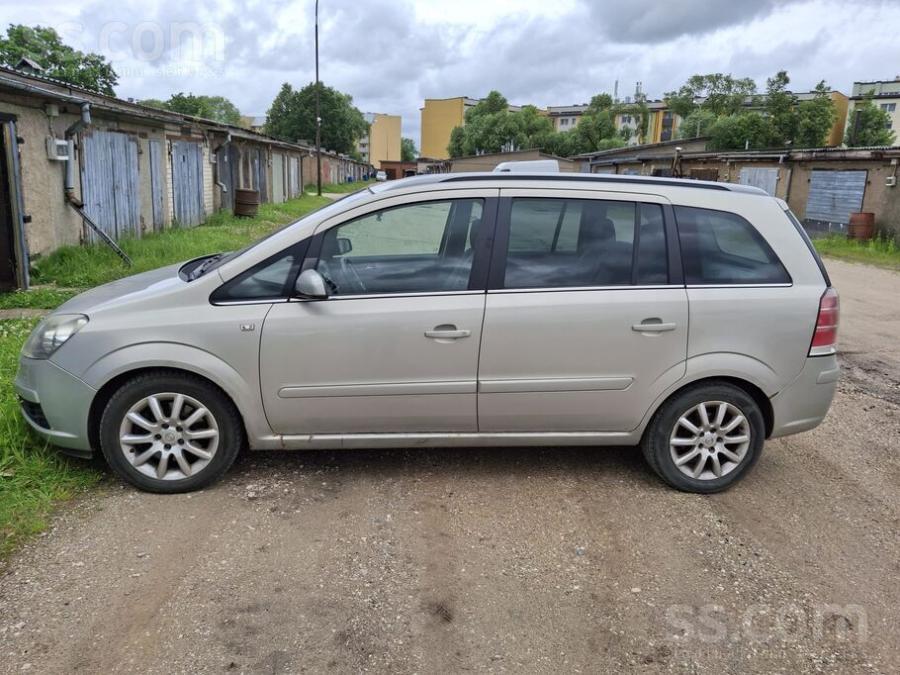 Grey Opel Zafira 2006 in Valmiera, with an engine capacity of 1.90 L and mileage of 240 thousand km for 1200 €, photo 3 on AUTOMOTO.COM.LV