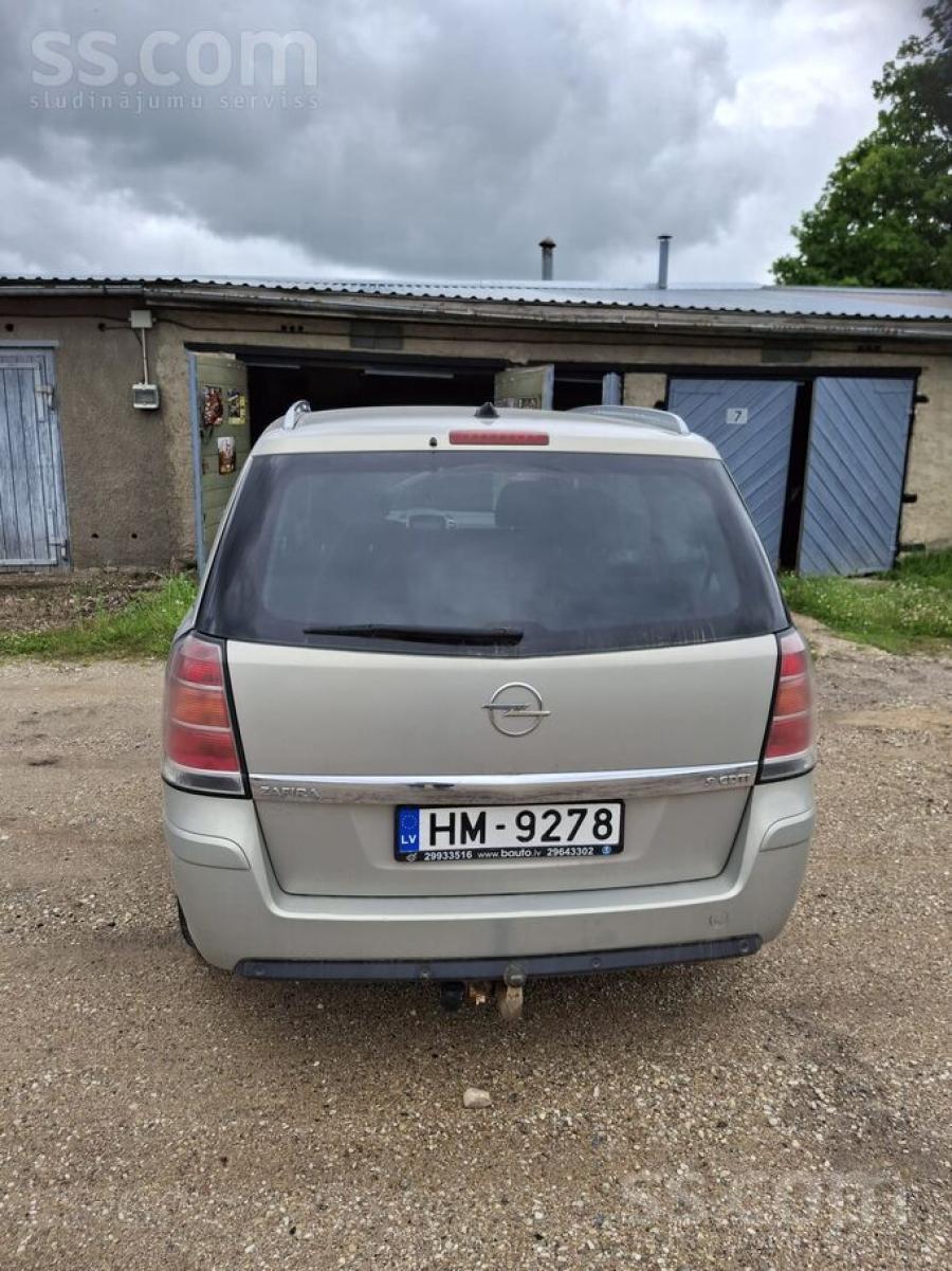 Grey Opel Zafira 2006 in Valmiera, with an engine capacity of 1.90 L and mileage of 240 thousand km for 1200 €, photo 4 on AUTOMOTO.COM.LV