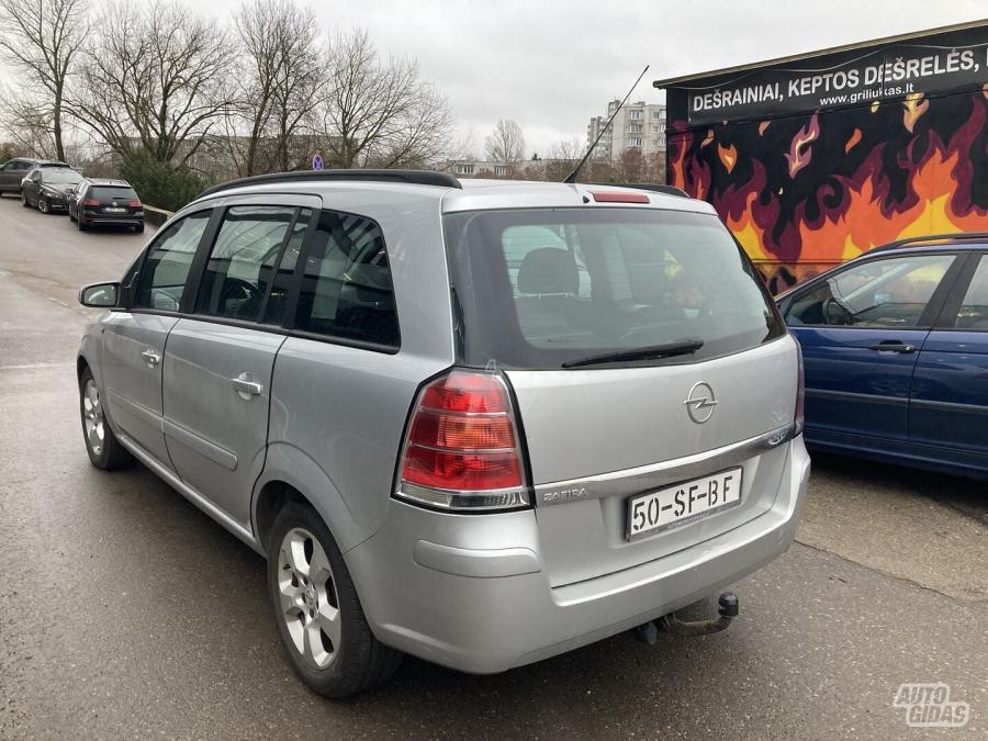 Grey Opel Zafira 2006 in Vilnius, with an engine capacity of 1.60 L and mileage of 225 thousand km for 1499 €, photo 1 on AUTOMOTO.COM.LV