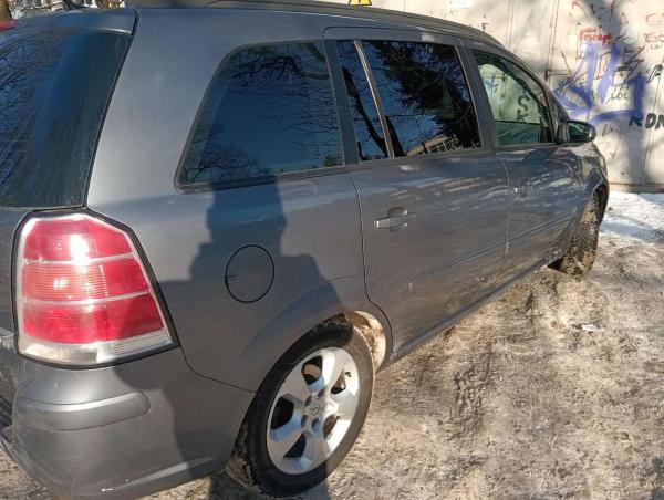 Pelēks Opel Zafira 2006 Viļņa, ar dzinēja tilpumu 1.90 L un nobraukumu 270 tūkst. km par 1890 €, foto 6 vietnē AUTOMOTO.COM.LV