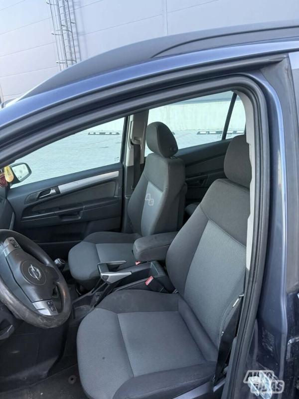 Grey Opel Zafira 2006 in Siauliai, with an engine capacity of 1.90 L and mileage of 300 thousand km for 1199 €, photo 5 on AUTOMOTO.COM.LV