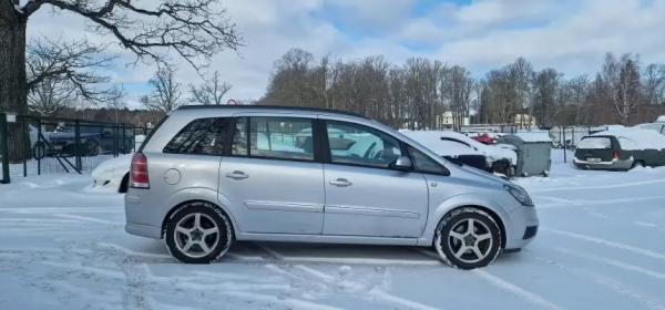 Grey Opel Zafira 2006 in Valmiera, with an engine capacity of 1.90 L and mileage of 359 thousand km for 1950 €, photo 4 on AUTOMOTO.COM.LV