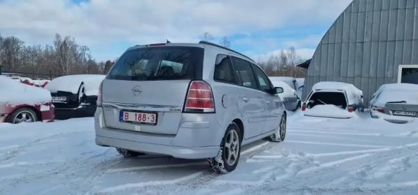 Grey Opel Zafira 2006 in Valmiera, with an engine capacity of 1.90 L and mileage of 359 thousand km for 1950 €, photo 5 on AUTOMOTO.COM.LV