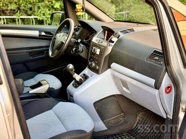Grey Opel Zafira 2006 in Jelgava, with an engine capacity of 1.90 L and mileage of 268 thousand km for 1350 €, photo 10 on AUTOMOTO.COM.LV