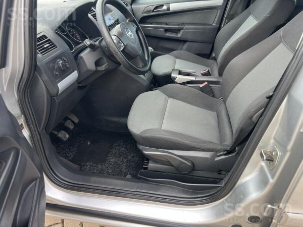 Grey Opel Zafira 2006 in Rezekne, with an engine capacity of 1.90 L and mileage of 250 thousand km for 3250 €, photo 9 on AUTOMOTO.COM.LV