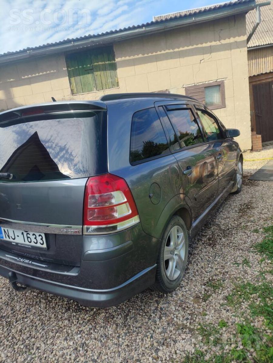 Pelēks Opel Zafira 2006 Daugavpils, ar dzinēja tilpumu 1.90 L un nobraukumu 278 tūkst. km par 2500 €, foto 1 vietnē AUTOMOTO.COM.LV