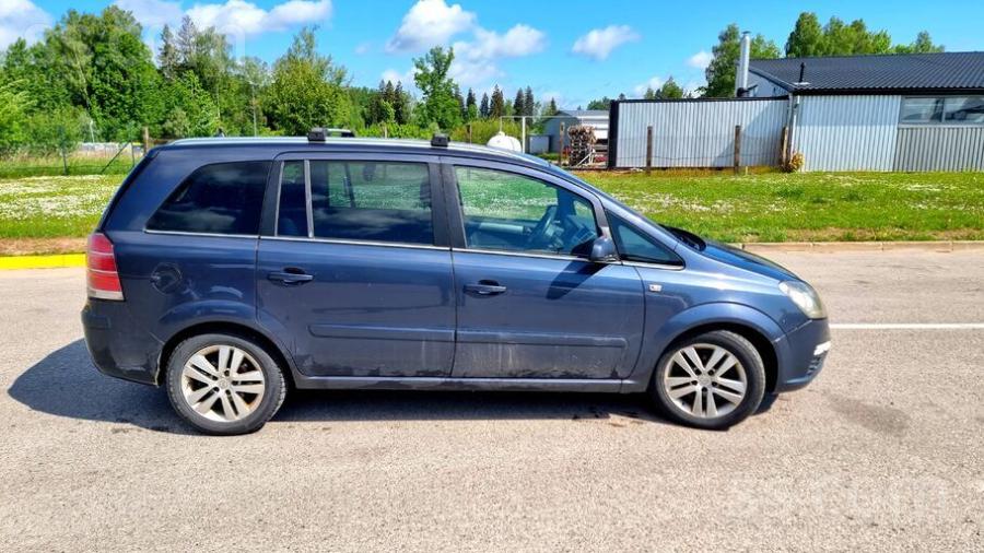 Grey Opel Zafira 2007 in Cesis, with an engine capacity of 1.90 L and mileage of 394 thousand km for 1250 €, photo 4 on AUTOMOTO.COM.LV
