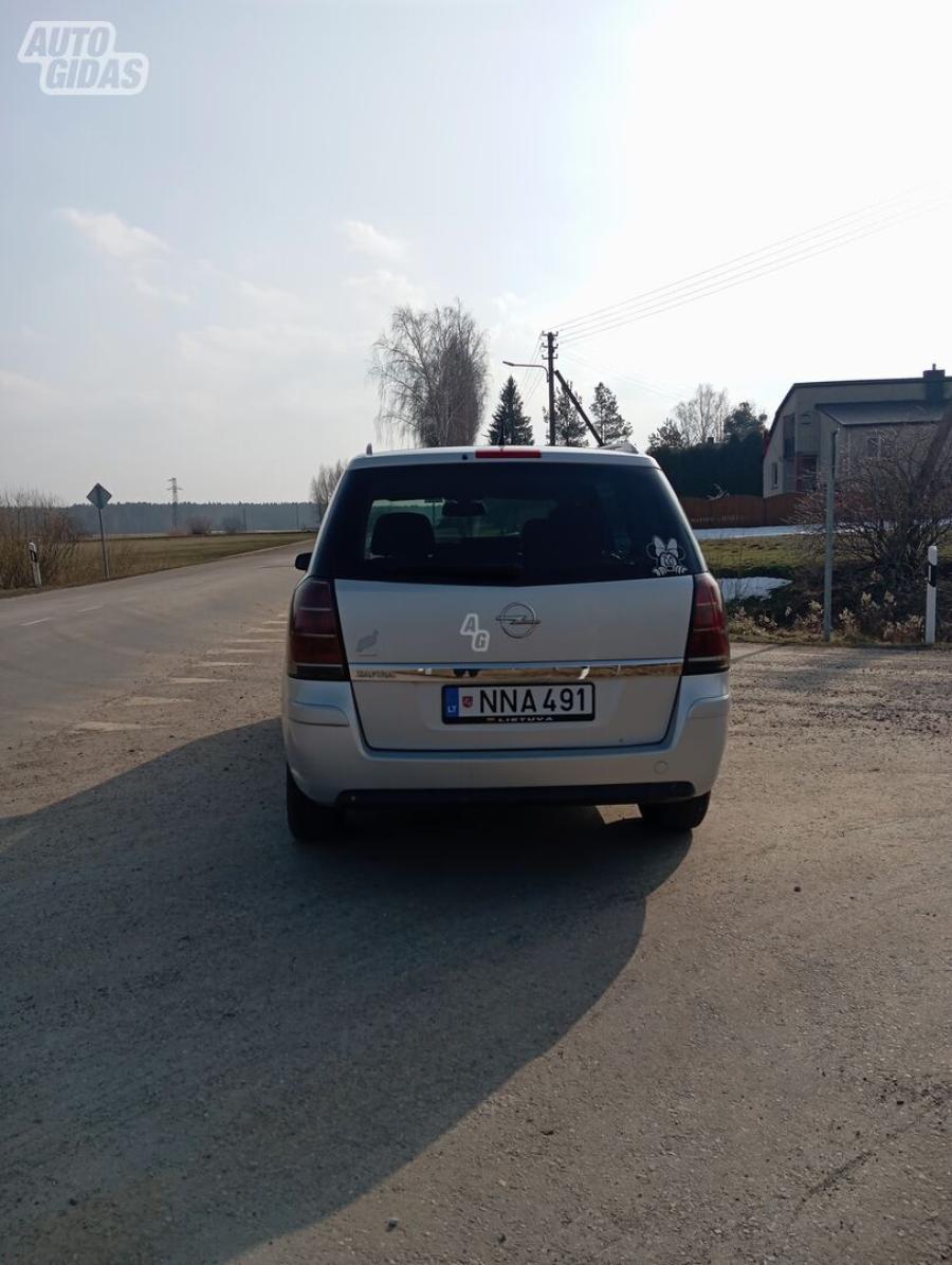 Grey Opel Zafira 2007 in Kazlu Ruda, with an engine capacity of 2.20 L and mileage of 196 thousand km for 1950 €, photo 4 on AUTOMOTO.COM.LV