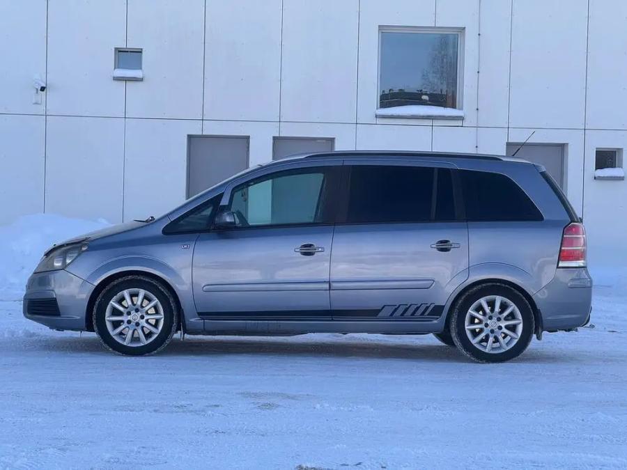 Grey Opel Zafira 2007 in Rezekne, with an engine capacity of 1.90 L and mileage of 255 thousand km for 2150 €, photo 7 on AUTOMOTO.COM.LV