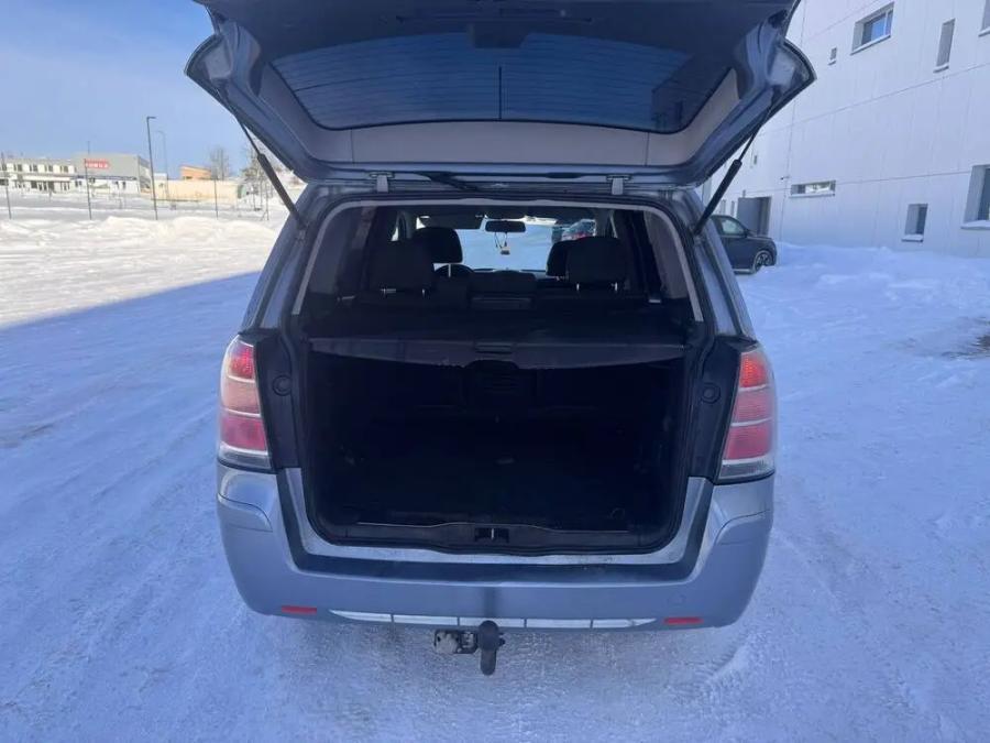 Grey Opel Zafira 2007 in Rezekne, with an engine capacity of 1.90 L and mileage of 255 thousand km for 2150 €, photo 9 on AUTOMOTO.COM.LV