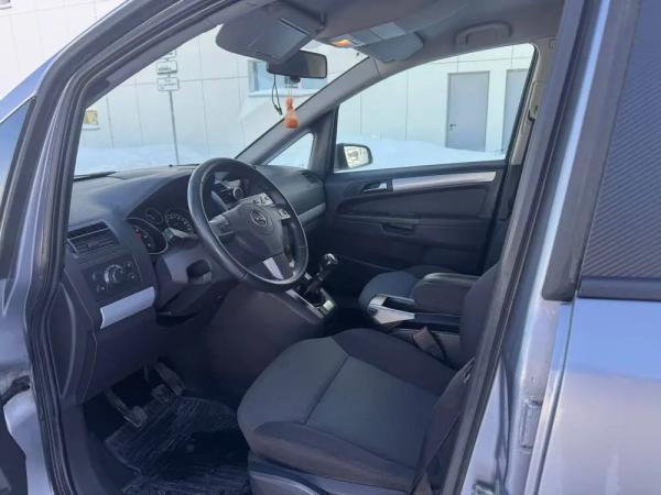 Pelēks Opel Zafira 2007 Rēzekne, ar dzinēja tilpumu 1.90 L un nobraukumu 255 tūkst. km par 2150 €, foto 10 vietnē AUTOMOTO.COM.LV