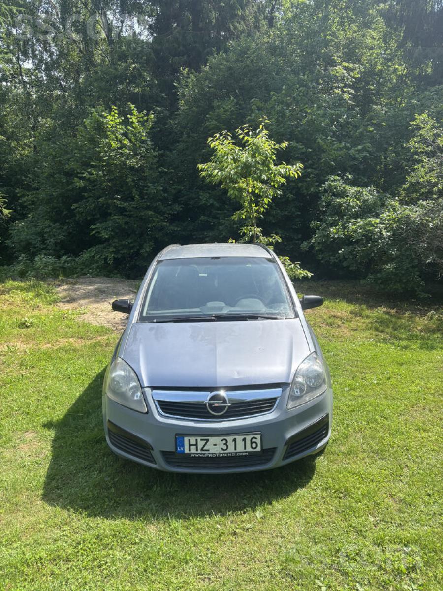 Grey Opel Zafira 2007 in Bauska, with an engine capacity of 1.90 L and mileage of 467 thousand km for 1300 €, photo 1 on AUTOMOTO.COM.LV