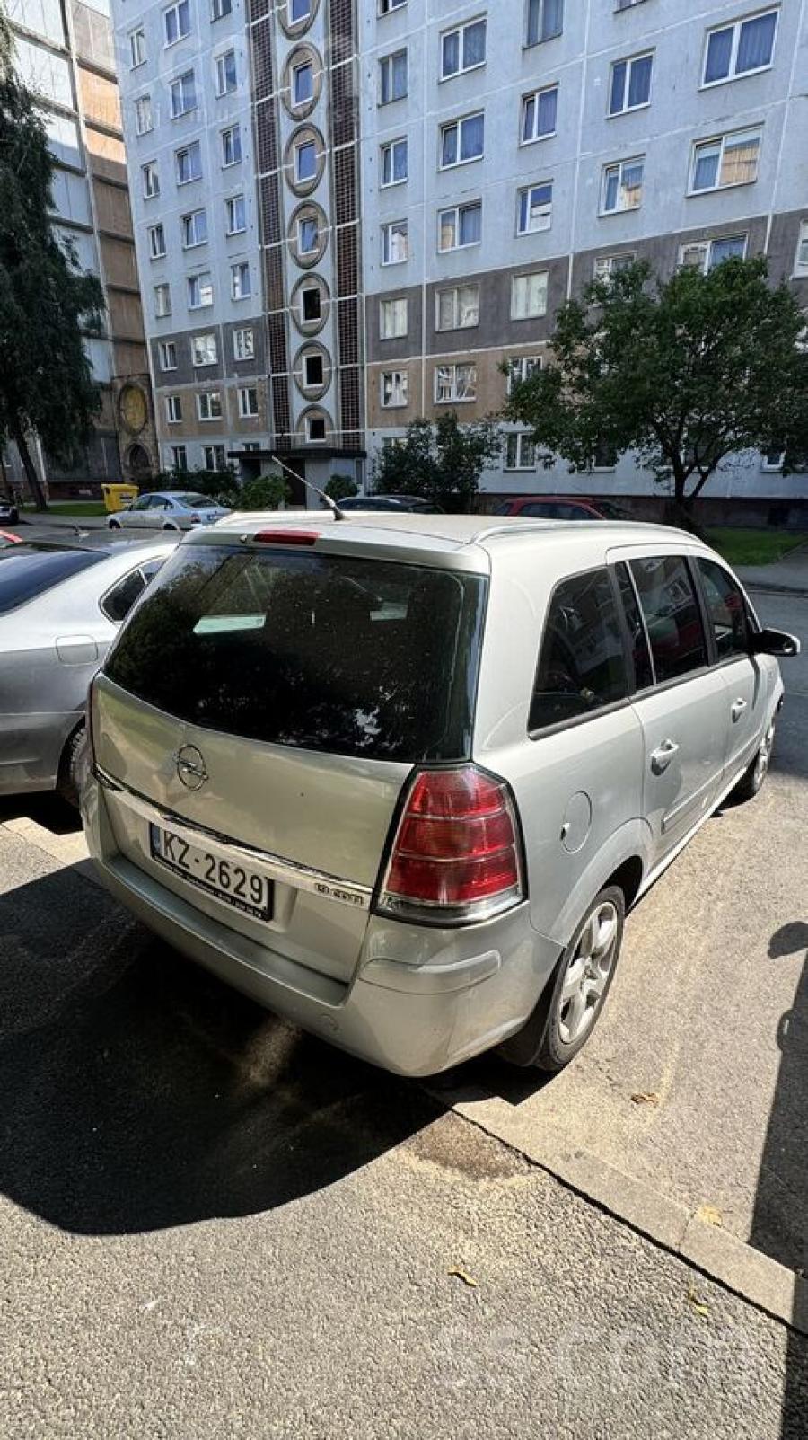 Grey Opel Zafira 2007 in Riga, with an engine capacity of 1.90 L and mileage of 398 thousand km for 1650 €, photo 4 on AUTOMOTO.COM.LV