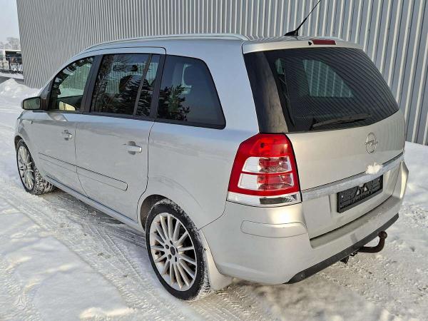 Grey Opel Zafira 2008 in Ukmerge, with an engine capacity of 2.20 L and mileage of 254 thousand km for 2500 €, photo 3 on AUTOMOTO.COM.LV
