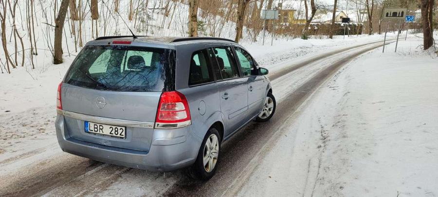 Grey Opel Zafira 2008 in Vilnius, with an engine capacity of 1.91 L and mileage of 354 thousand km for 999 €, photo 4 on AUTOMOTO.COM.LV