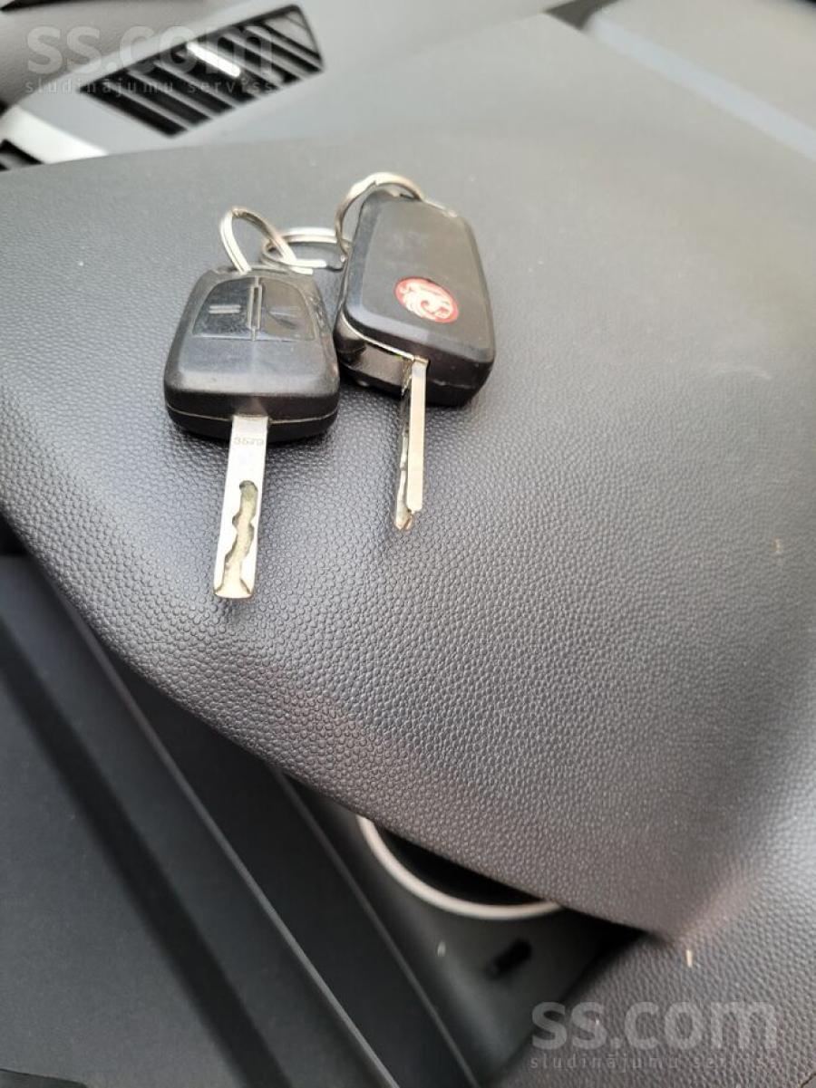 Grey Opel Zafira 2008 in Bauska, with an engine capacity of 1.90 L and mileage of 225 thousand km for 1000 €, photo 6 on AUTOMOTO.COM.LV
