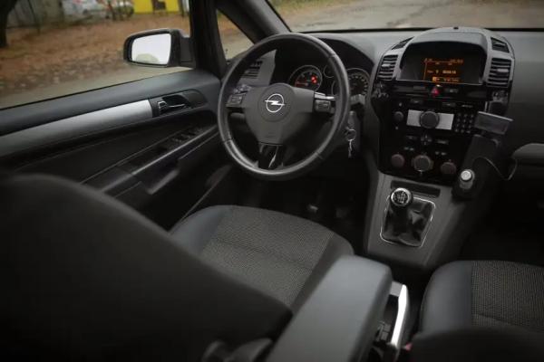 Grey Opel Zafira 2008 in Jelgava, with an engine capacity of 1.70 L and mileage of 254 thousand km for 3400 €, photo 5 on AUTOMOTO.COM.LV