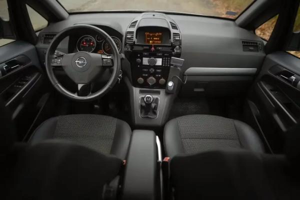 Grey Opel Zafira 2008 in Jelgava, with an engine capacity of 1.70 L and mileage of 254 thousand km for 3400 €, photo 6 on AUTOMOTO.COM.LV