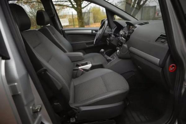 Grey Opel Zafira 2008 in Jelgava, with an engine capacity of 1.70 L and mileage of 254 thousand km for 3400 €, photo 9 on AUTOMOTO.COM.LV