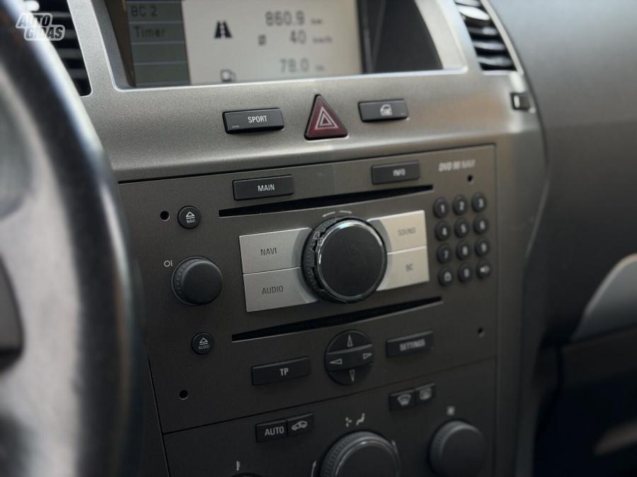 Grey Opel Zafira 2008 in Siauliai, with an engine capacity of 2.20 L and mileage of 300 thousand km for 1350 €, photo 19 on AUTOMOTO.COM.LV